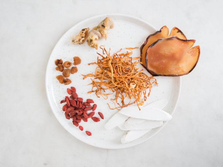 SILKIE CHICKEN CORDYCEPS FISH MAW CONCH SOUP 蟲草花花膠响螺煲烏雞湯 - Nomss.com