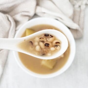 Vegan Chinese Papaya Soup with Black Eyed Peas 木瓜花生眉豆雪耳湯素食 - Nomss.com