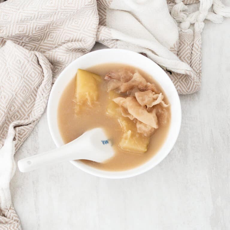 Chinese Papaya Soup with Black Eyed Peas (Easy) 木瓜花生眉豆雪耳雞腳湯 - Nomss.com