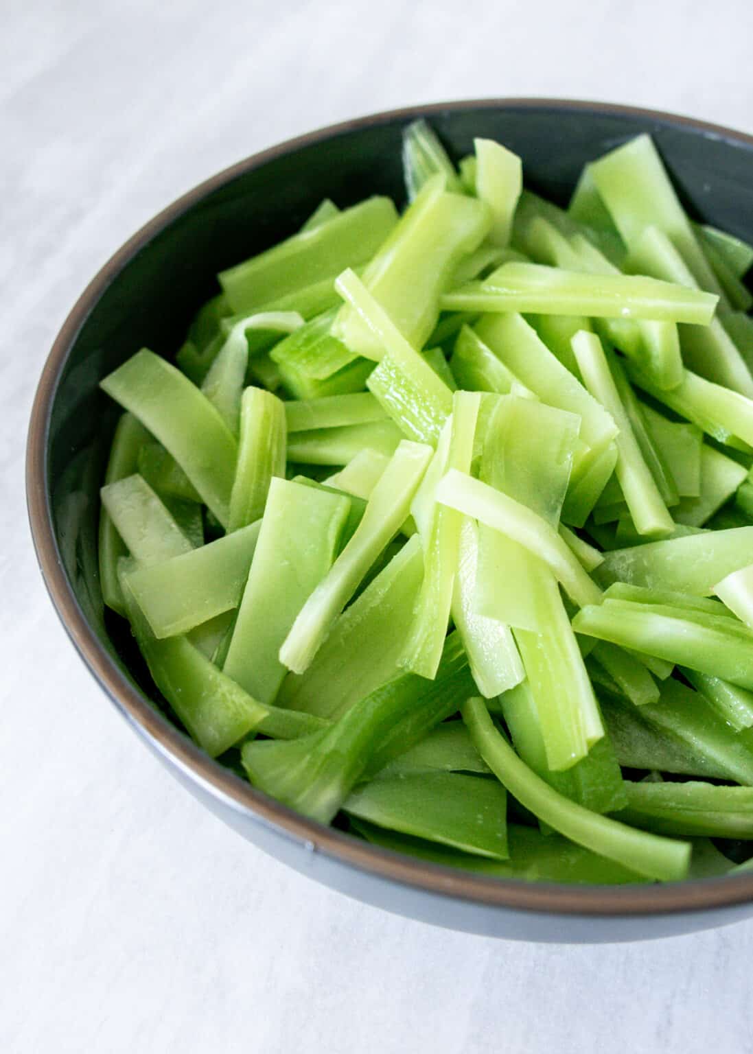 Best Chinese Spicy Celtuce Stem Salad Recipe 酸辣涼拌萵筍 - Nomss.com