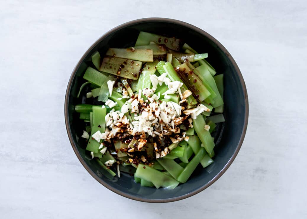 Best Chinese Spicy Celtuce Stem Salad Recipe 酸辣涼拌萵筍 - Nomss.com