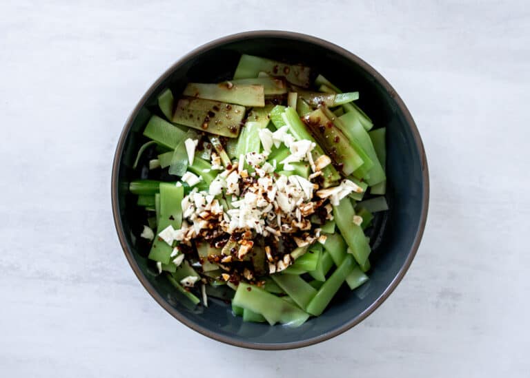 Best Chinese Spicy Celtuce Stem Salad Recipe 酸辣涼拌萵筍 - Nomss.com